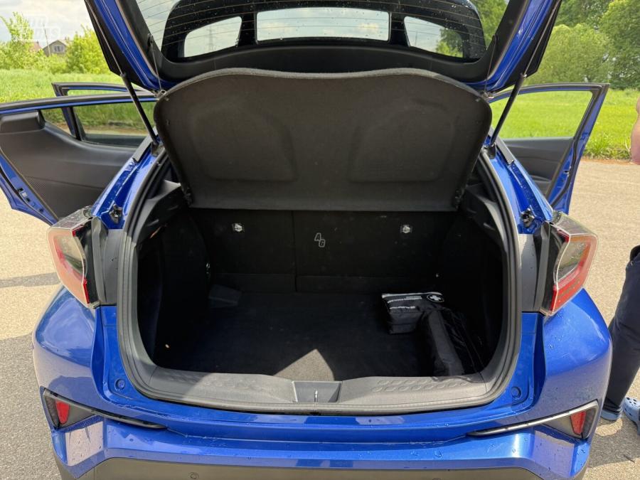 Blue Toyota C-HR 2018 in Trakai, with an engine capacity of 1.80 L and mileage of 197 thousand km for 18000 €, photo 18 on AUTOMOTO.COM.LV