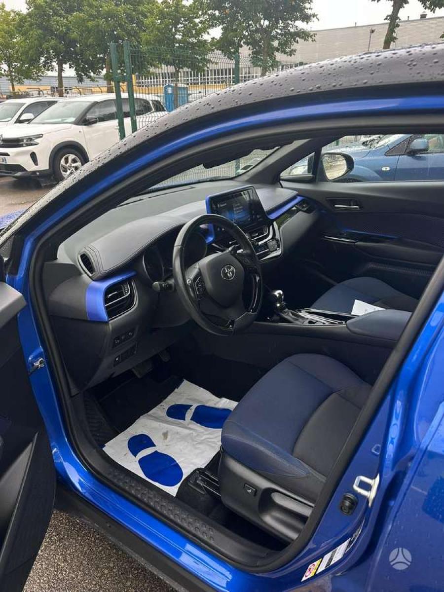 Синий Тойота C-HR 2018 в Клайпеда, объемом двигателя 1.80 л и пробегом 228 тыс. км за 15500 €, фото 13 на AUTOMOTO.COM.LV
