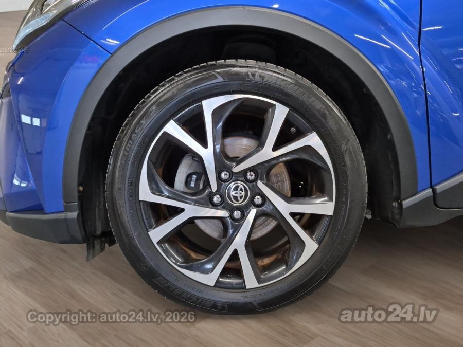 Zils Toyota C-HR 2021 Tallina, ar dzinēja tilpumu 1.80 L un nobraukumu 63 tūkst. km par 22490 €, foto 16 vietnē AUTOMOTO.COM.LV