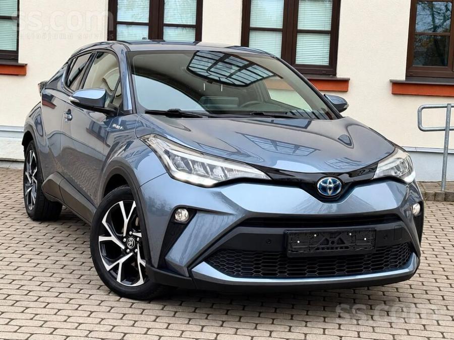 Blue Toyota C-HR 2021 in Jelgava, with an engine capacity of 2.00 L and mileage of 112 thousand km for 17800 €, photo 3 on AUTOMOTO.COM.LV