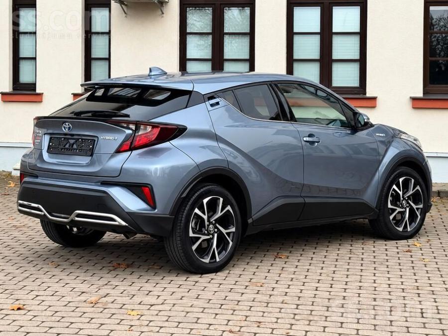 Blue Toyota C-HR 2021 in Jelgava, with an engine capacity of 2.00 L and mileage of 112 thousand km for 17800 €, photo 8 on AUTOMOTO.COM.LV