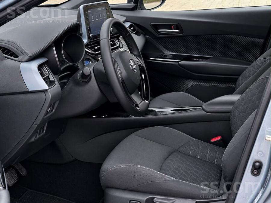 Blue Toyota C-HR 2021 in Jelgava, with an engine capacity of 2.00 L and mileage of 112 thousand km for 17800 €, photo 12 on AUTOMOTO.COM.LV