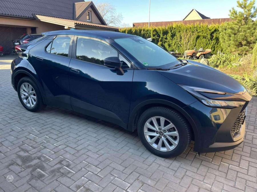 Синий Тойота C-HR 2024 в Тельшяй, объемом двигателя 1.80 л и пробегом 10 тыс. км за 24850 €, фото 4 на AUTOMOTO.COM.LV