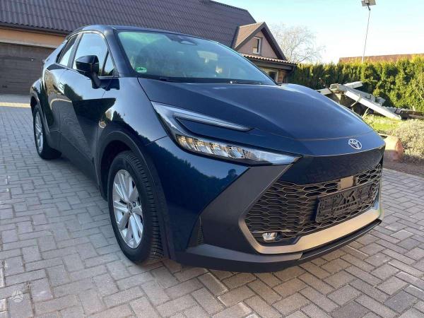 Toyota C-HR 2024 TelÅ”iai vietnÄ Zils Toyota C-HR 2024 TelÅ”iai, ar dzinÄja tilpumu 1.80 L un nobraukumu 10 tÅ«kst. km par 24850 ā¬, foto 5 vietnÄ AUTOMOTO.COM.LV