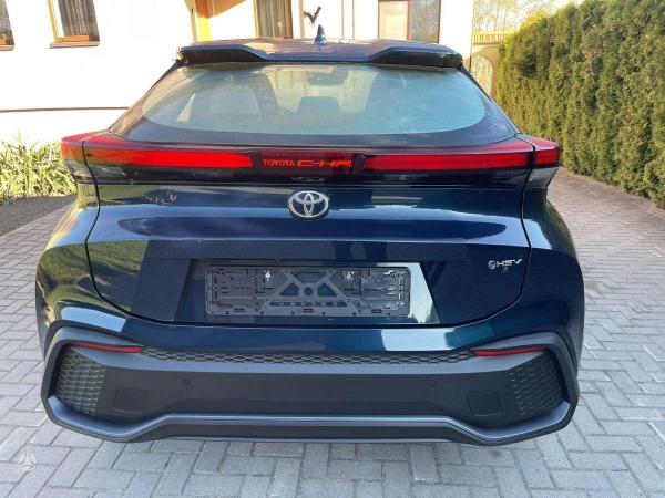 Toyota C-HR 2024 TelÅ”iai vietnÄ Zils Toyota C-HR 2024 TelÅ”iai, ar dzinÄja tilpumu 1.80 L un nobraukumu 10 tÅ«kst. km par 24850 ā¬, foto 8 vietnÄ AUTOMOTO.COM.LV