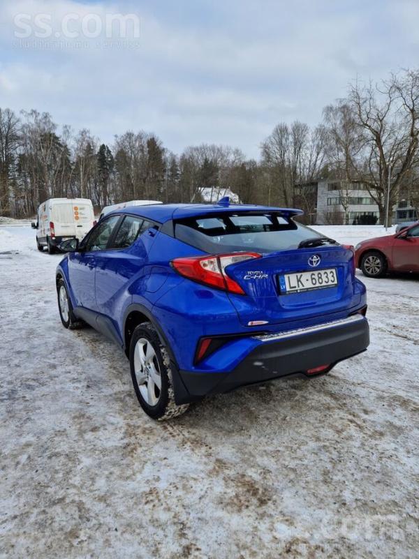 Blue Toyota C-HR 2018 in Ventspils, with an engine capacity of 1.20 L and mileage of 77 thousand km for 18000 €, photo 2 on AUTOMOTO.COM.LV