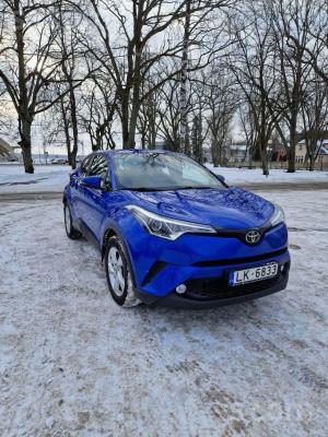 Синий Тойота C-HR 2018 в Вентспилс, объемом двигателя 1.20 л и пробегом 77 тыс. км за 18000 €, фото 3 на AUTOMOTO.COM.LV