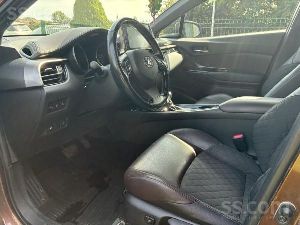 Brown Toyota C-HR 2016 in Jelgava, with an engine capacity of 1.20 L and mileage of 140 thousand km for 13200 €, photo 6 on AUTOMOTO.COM.LV