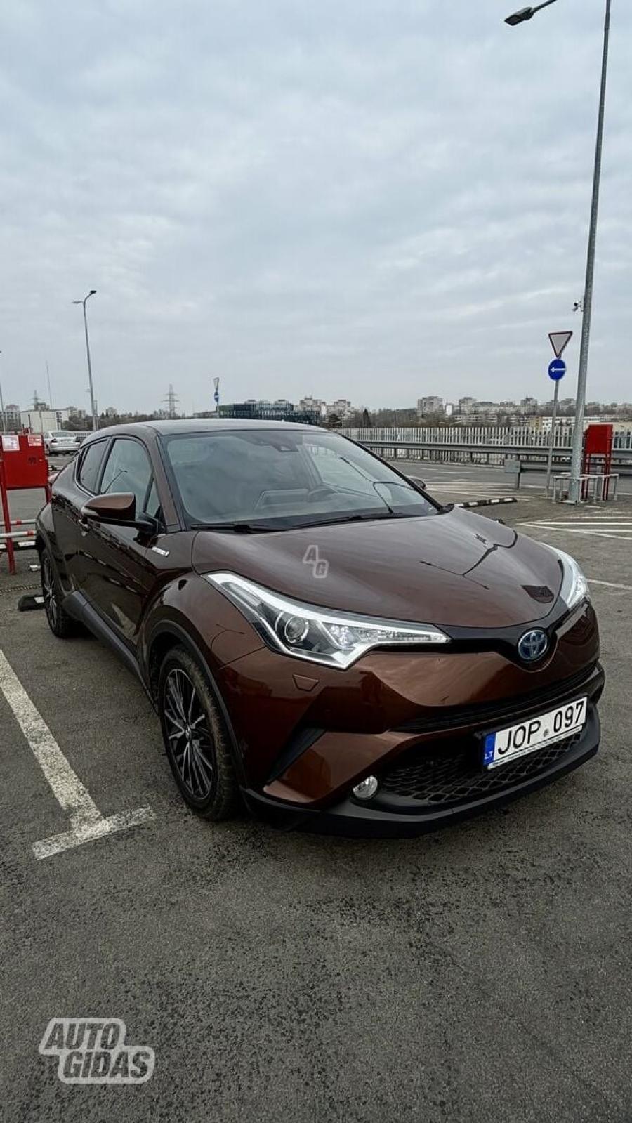 Коричневый Тойота C-HR 2017 в Вильнюс, объемом двигателя 1.80 л и пробегом 117 тыс. км за 15600 €, фото 2 на AUTOMOTO.COM.LV