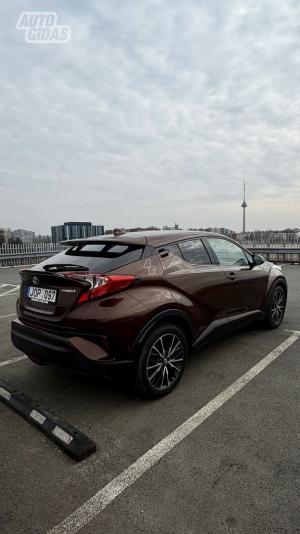 Коричневый Тойота C-HR 2017 в Вильнюс, объемом двигателя 1.80 л и пробегом 117 тыс. км за 15600 €, фото 3 на AUTOMOTO.COM.LV