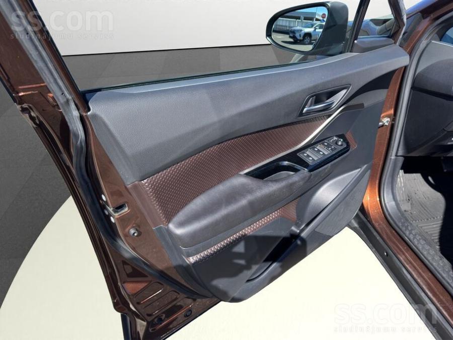 Brown Toyota C-HR 2017 in Riga, with an engine capacity of 1.20 L and mileage of 91 thousand km for 15290 €, photo 13 on AUTOMOTO.COM.LV