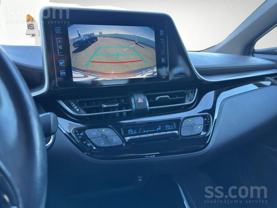 Brown Toyota C-HR 2017 in Riga, with an engine capacity of 1.20 L and mileage of 91 thousand km for 15290 €, photo 15 on AUTOMOTO.COM.LV