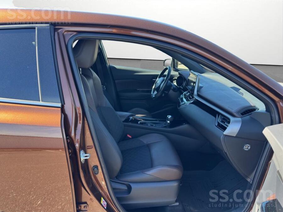 Brown Toyota C-HR 2017 in Riga, with an engine capacity of 1.20 L and mileage of 91 thousand km for 15290 €, photo 16 on AUTOMOTO.COM.LV