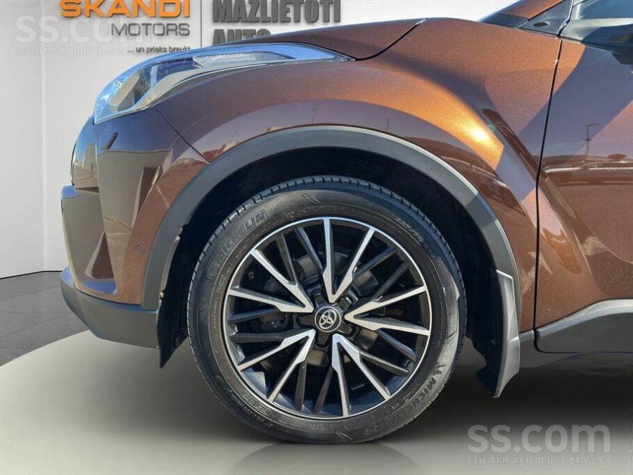 Brown Toyota C-HR 2017 in Riga, with an engine capacity of 1.20 L and mileage of 91 thousand km for 15290 €, photo 18 on AUTOMOTO.COM.LV