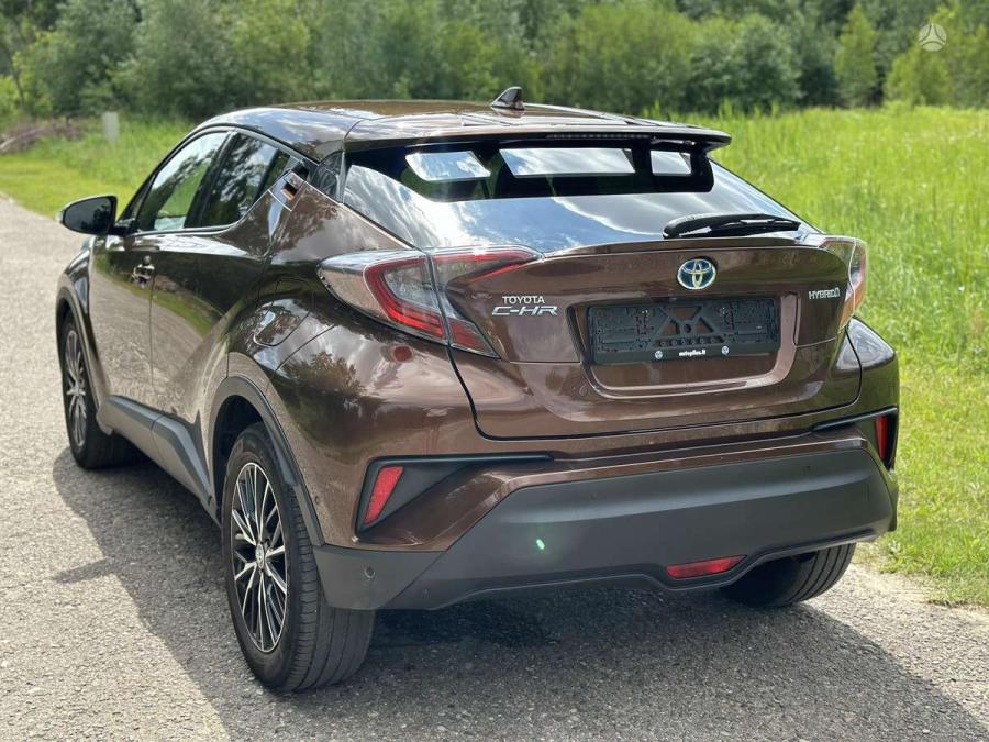 Brūns Toyota C-HR 2017 Kauņa, ar dzinēja tilpumu 1.80 L un nobraukumu 196 tūkst. km par 16550 €, foto 3 vietnē AUTOMOTO.COM.LV