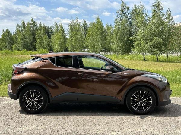 Brown Toyota C-HR 2017 in Kaunas, with an engine capacity of 1.80 L and mileage of 196 thousand km for 16550 €, photo 6 on AUTOMOTO.COM.LV