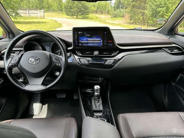 Brown Toyota C-HR 2017 in Kaunas, with an engine capacity of 1.80 L and mileage of 196 thousand km for 16550 €, photo 10 on AUTOMOTO.COM.LV