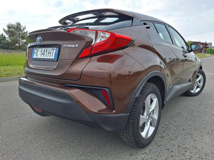 Brown Toyota C-HR 2017 in Klaipeda, with an engine capacity of 1.80 L and mileage of 115 thousand km for 16888 €, photo 3 on AUTOMOTO.COM.LV