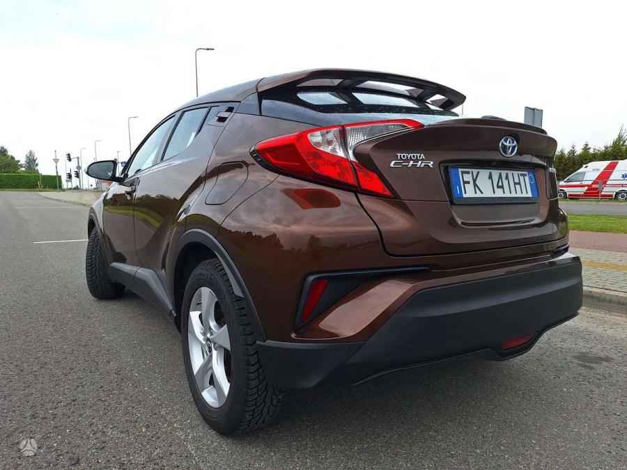 Brown Toyota C-HR 2017 in Klaipeda, with an engine capacity of 1.80 L and mileage of 115 thousand km for 16888 €, photo 4 on AUTOMOTO.COM.LV