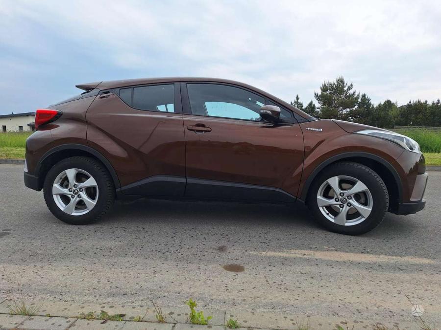 Brown Toyota C-HR 2017 in Klaipeda, with an engine capacity of 1.80 L and mileage of 115 thousand km for 16888 €, photo 6 on AUTOMOTO.COM.LV