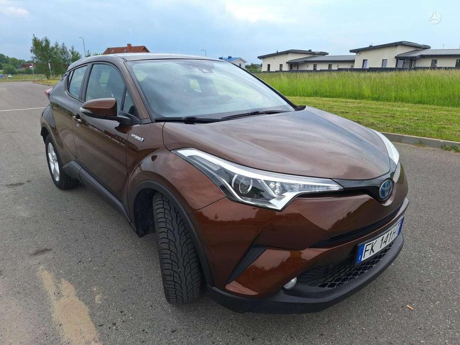 Brown Toyota C-HR 2017 in Klaipeda, with an engine capacity of 1.80 L and mileage of 115 thousand km for 16888 €, photo 8 on AUTOMOTO.COM.LV