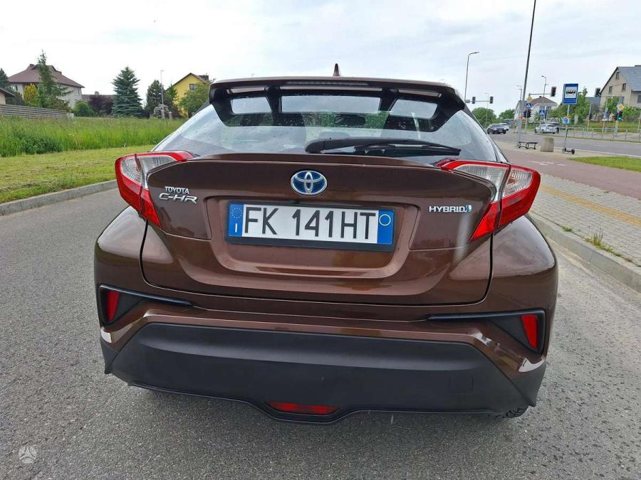 Brown Toyota C-HR 2017 in Klaipeda, with an engine capacity of 1.80 L and mileage of 115 thousand km for 16888 €, photo 9 on AUTOMOTO.COM.LV