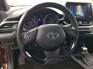 Brown Toyota C-HR 2017 in Klaipeda, with an engine capacity of 1.80 L and mileage of 115 thousand km for 16888 €, photo 12 on AUTOMOTO.COM.LV