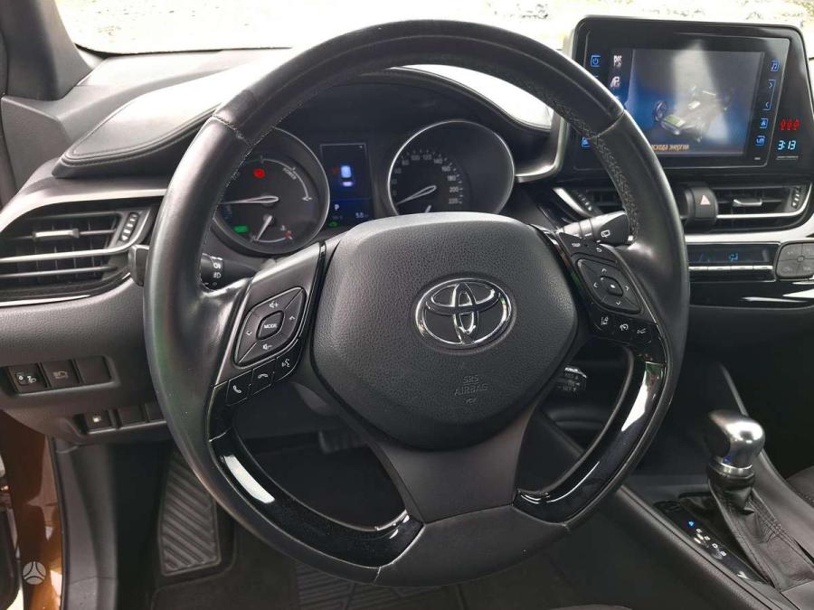 Brown Toyota C-HR 2017 in Klaipeda, with an engine capacity of 1.80 L and mileage of 115 thousand km for 16888 €, photo 12 on AUTOMOTO.COM.LV