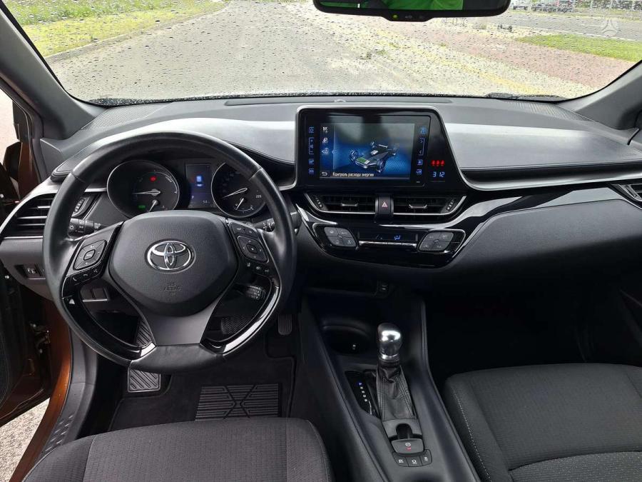 Brown Toyota C-HR 2017 in Klaipeda, with an engine capacity of 1.80 L and mileage of 115 thousand km for 16888 €, photo 13 on AUTOMOTO.COM.LV