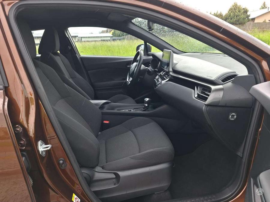 Brown Toyota C-HR 2017 in Klaipeda, with an engine capacity of 1.80 L and mileage of 115 thousand km for 16888 €, photo 14 on AUTOMOTO.COM.LV