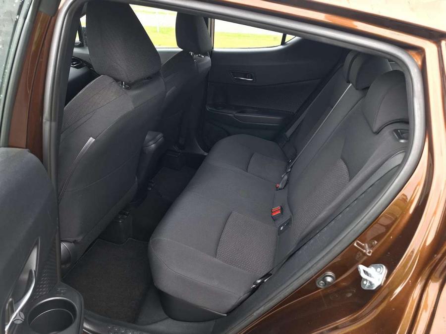 Brown Toyota C-HR 2017 in Klaipeda, with an engine capacity of 1.80 L and mileage of 115 thousand km for 16888 €, photo 19 on AUTOMOTO.COM.LV