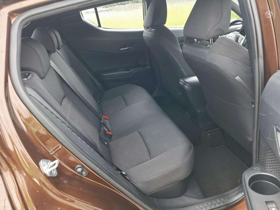 Brown Toyota C-HR 2017 in Klaipeda, with an engine capacity of 1.80 L and mileage of 115 thousand km for 16888 €, photo 20 on AUTOMOTO.COM.LV