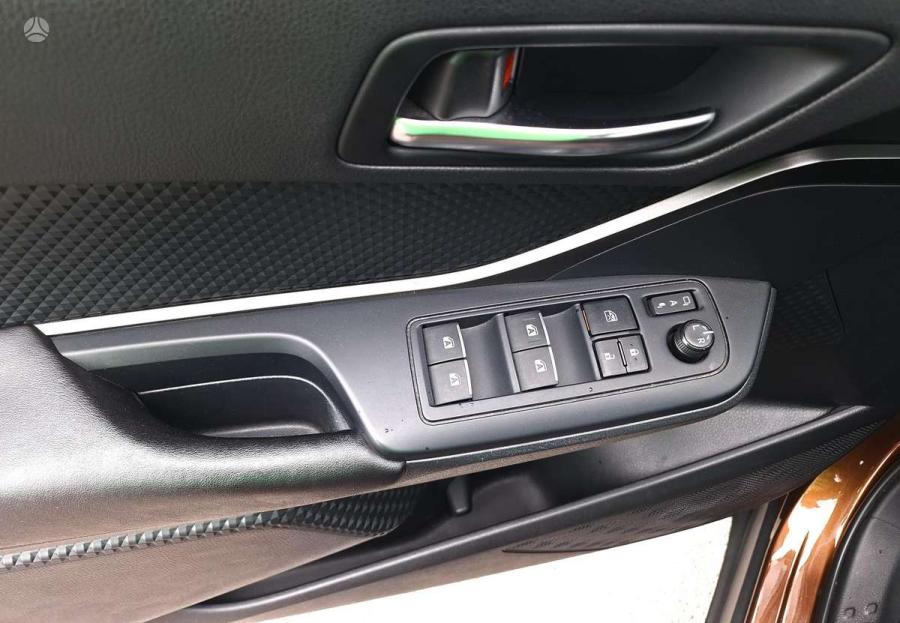 Brown Toyota C-HR 2017 in Klaipeda, with an engine capacity of 1.80 L and mileage of 115 thousand km for 16888 €, photo 24 on AUTOMOTO.COM.LV