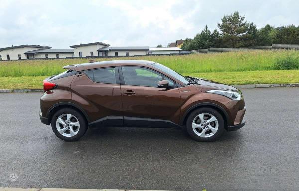 Brown Toyota C-HR 2017 in Klaipeda, with an engine capacity of 1.80 L and mileage of 114 thousand km for 16600 €, photo 4 on AUTOMOTO.COM.LV