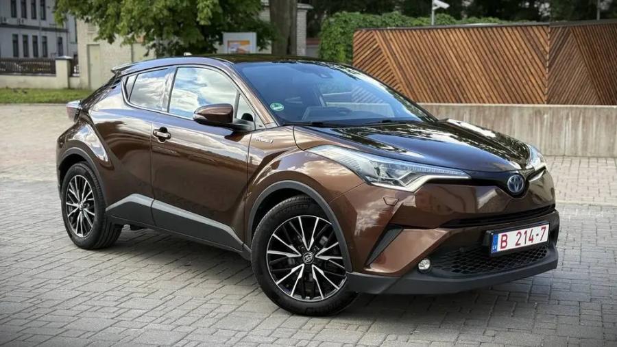 Brown Toyota C-HR 2017 in Jelgava, with an engine capacity of 1.80 L and mileage of 196 thousand km for 16900 €, photo 1 on AUTOMOTO.COM.LV