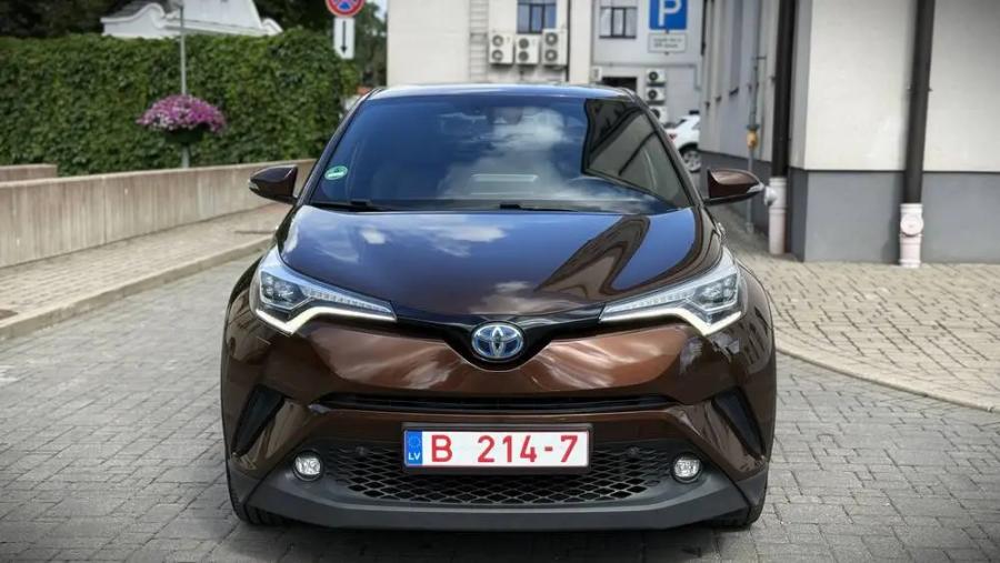 Brown Toyota C-HR 2017 in Jelgava, with an engine capacity of 1.80 L and mileage of 196 thousand km for 16900 €, photo 3 on AUTOMOTO.COM.LV