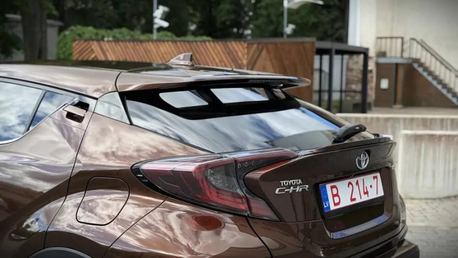Brown Toyota C-HR 2017 in Jelgava, with an engine capacity of 1.80 L and mileage of 196 thousand km for 16900 €, photo 6 on AUTOMOTO.COM.LV