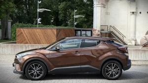 Brown Toyota C-HR 2017 in Jelgava, with an engine capacity of 1.80 L and mileage of 196 thousand km for 16900 €, photo 8 on AUTOMOTO.COM.LV
