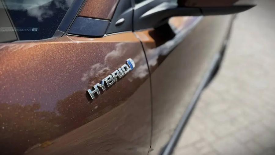 Brown Toyota C-HR 2017 in Jelgava, with an engine capacity of 1.80 L and mileage of 196 thousand km for 16900 €, photo 9 on AUTOMOTO.COM.LV