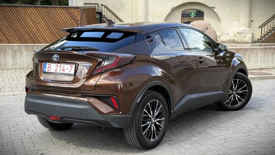 Brown Toyota C-HR 2017 in Jelgava, with an engine capacity of 1.80 L and mileage of 196 thousand km for 16900 €, photo 10 on AUTOMOTO.COM.LV