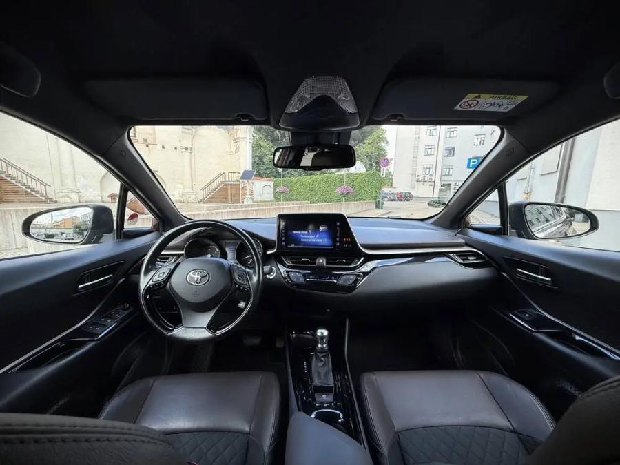 Brown Toyota C-HR 2017 in Jelgava, with an engine capacity of 1.80 L and mileage of 196 thousand km for 16900 €, photo 13 on AUTOMOTO.COM.LV