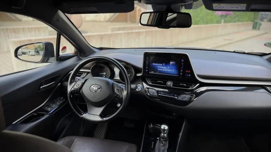Brown Toyota C-HR 2017 in Jelgava, with an engine capacity of 1.80 L and mileage of 196 thousand km for 16900 €, photo 14 on AUTOMOTO.COM.LV