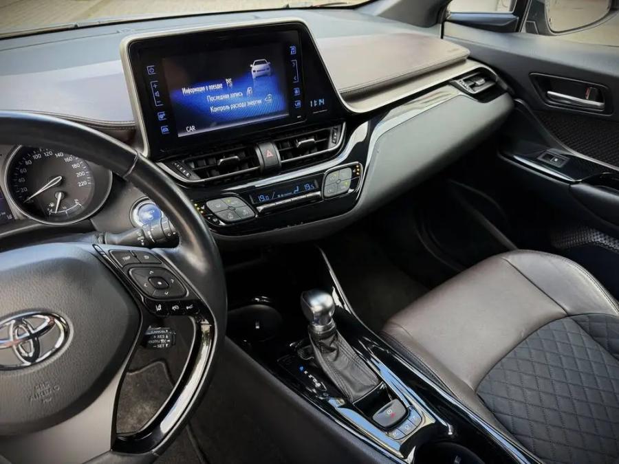Brown Toyota C-HR 2017 in Jelgava, with an engine capacity of 1.80 L and mileage of 196 thousand km for 16900 €, photo 15 on AUTOMOTO.COM.LV