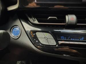 Brown Toyota C-HR 2017 in Jelgava, with an engine capacity of 1.80 L and mileage of 196 thousand km for 16900 €, photo 17 on AUTOMOTO.COM.LV
