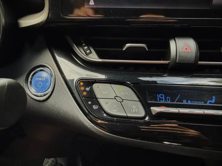 Brown Toyota C-HR 2017 in Jelgava, with an engine capacity of 1.80 L and mileage of 196 thousand km for 16900 €, photo 17 on AUTOMOTO.COM.LV