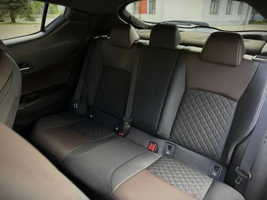 Brown Toyota C-HR 2017 in Jelgava, with an engine capacity of 1.80 L and mileage of 196 thousand km for 16900 €, photo 21 on AUTOMOTO.COM.LV
