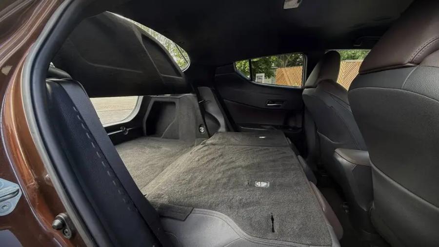 Brown Toyota C-HR 2017 in Jelgava, with an engine capacity of 1.80 L and mileage of 196 thousand km for 16900 €, photo 24 on AUTOMOTO.COM.LV