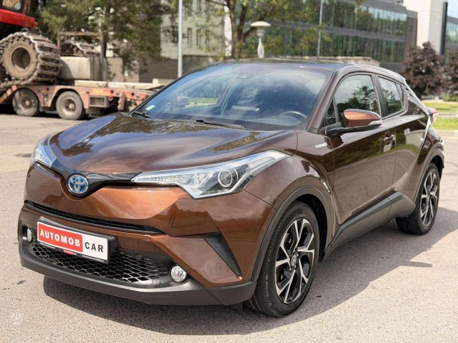 Brown Toyota C-HR 2017 in Vilnius, with an engine capacity of 1.80 L and mileage of 117 thousand km for 17350 €, photo 1 on AUTOMOTO.COM.LV