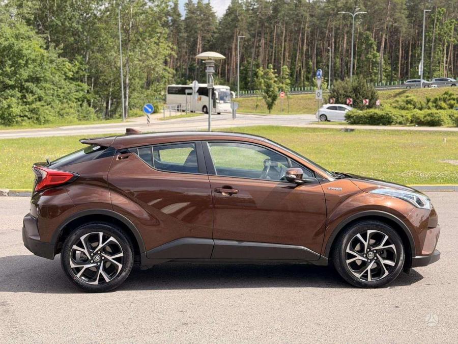 Brown Toyota C-HR 2017 in Vilnius, with an engine capacity of 1.80 L and mileage of 117 thousand km for 17350 €, photo 4 on AUTOMOTO.COM.LV
