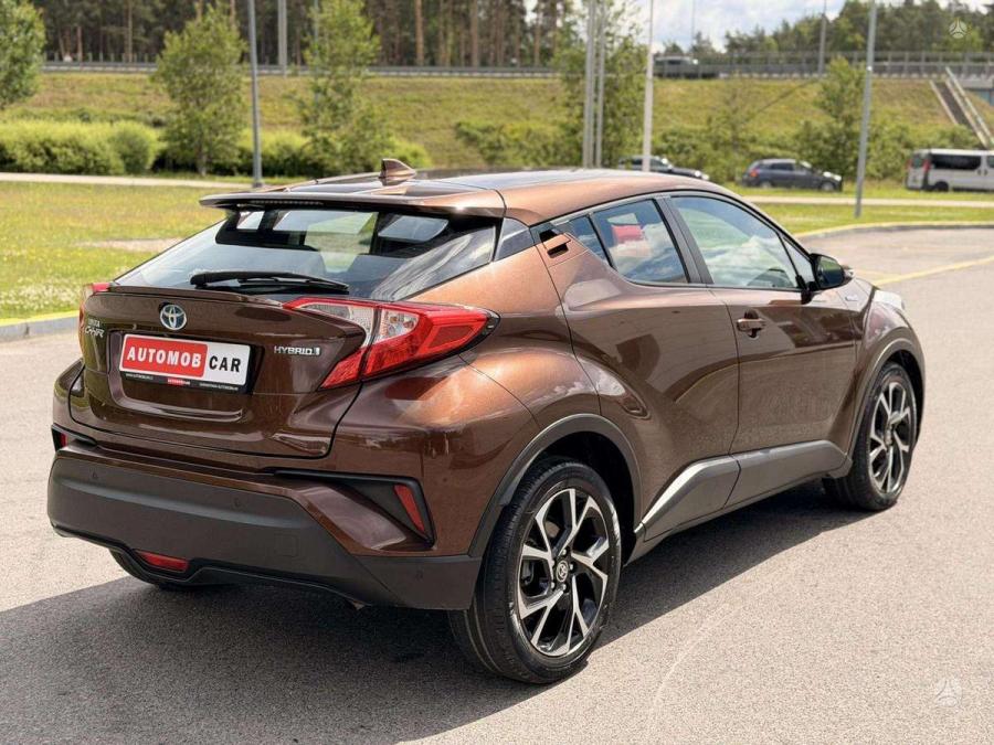 Brown Toyota C-HR 2017 in Vilnius, with an engine capacity of 1.80 L and mileage of 117 thousand km for 17350 €, photo 5 on AUTOMOTO.COM.LV